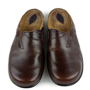 Clarks | Shoes | Clarks Brown Leather Clogs With Leaf Accents Sz 8 ...